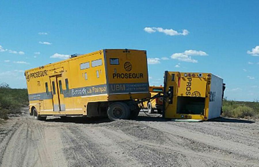 Duval: volcó un camión de Prosegur en la ruta 232